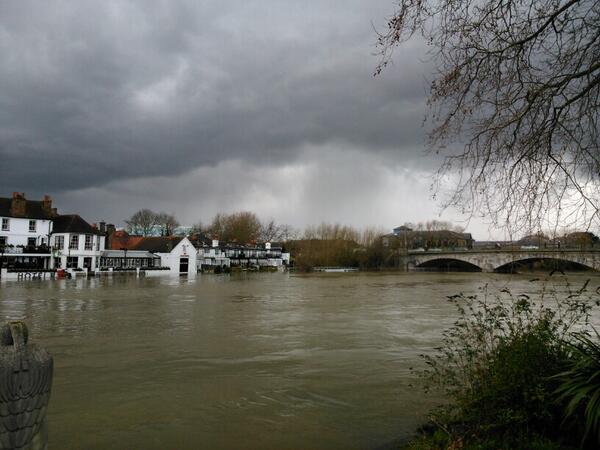 Staines Flood – 10th – 11th February 2014 – River Thames Bursts Its ...