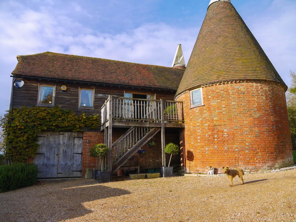 Bourne Farm Oast, Sandhurst, Kent. (5 Day Weather Forecast For Hurst Green)